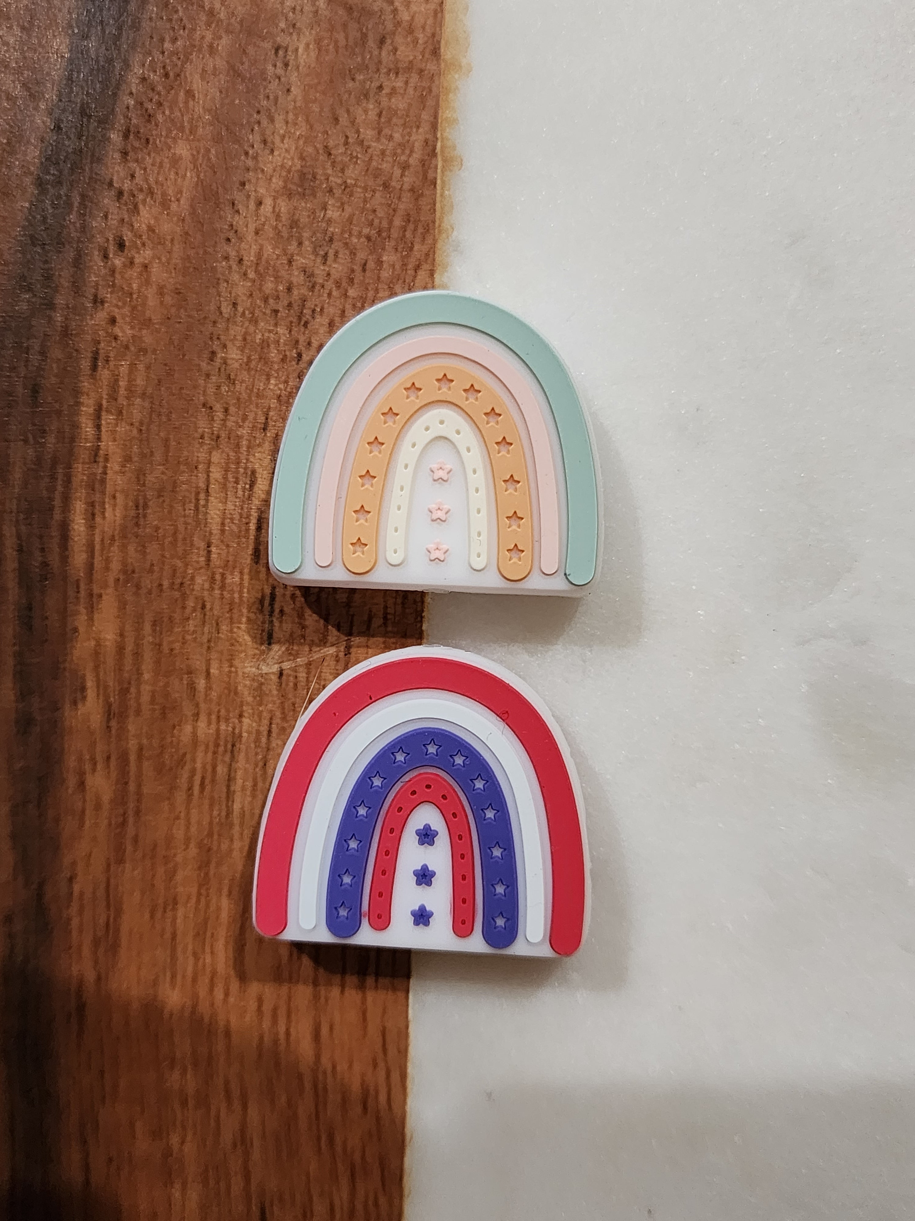 Red white and blue rainbow silicone bead-D24 – Daisyland & Co